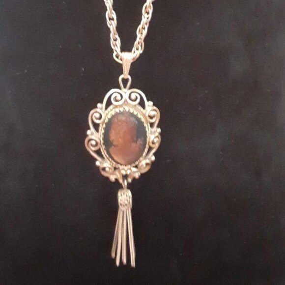 Avon | Jewelry | Vintage Avon Gold Toned Cameo Necklace | Poshmark